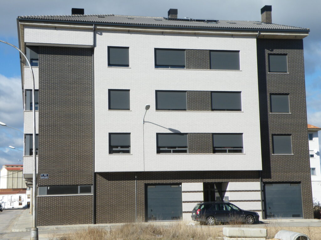 Persianas para edificio nuevo - Canal Ciria. Ventanas en PVC y Aluminio